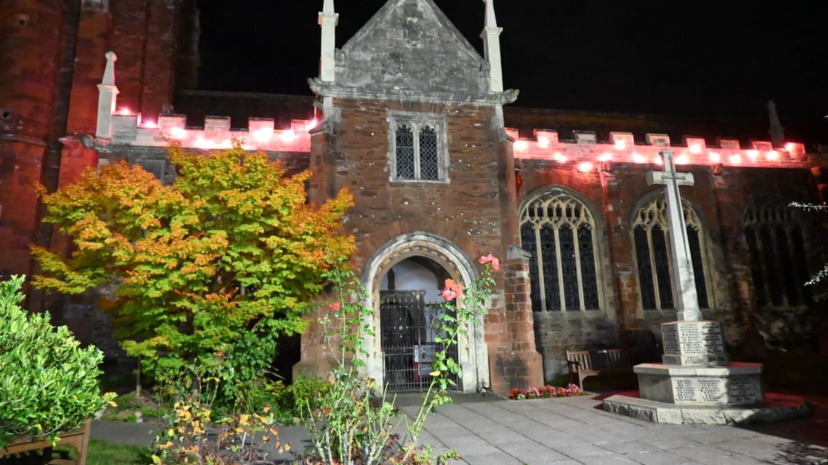 Totnes church turns pink for Organ Donor Week | dartmouth-today.co.uk