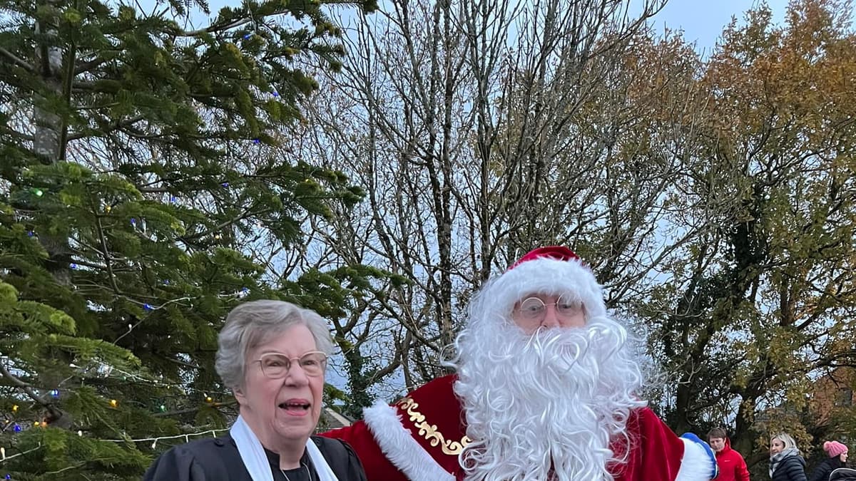 Woolwell gets festive as lights switched on | dartmouth-today.co.uk