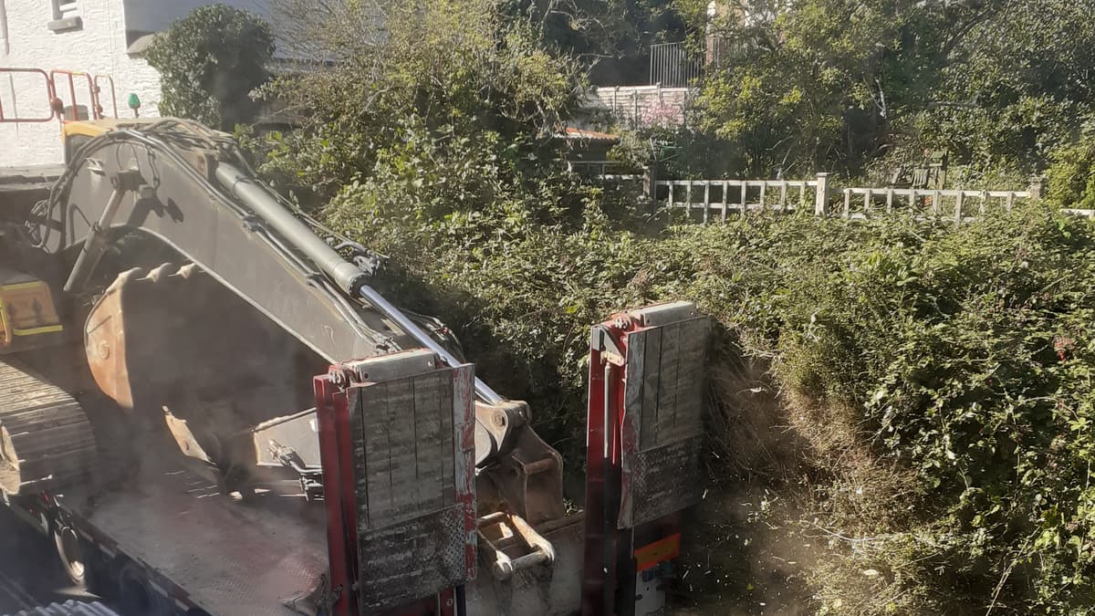 Excavator damages wall | dartmouth-today.co.uk