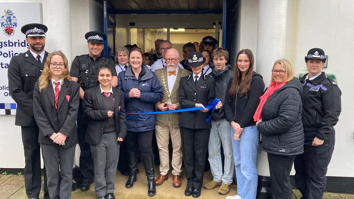 Kingsbridge Mayor re-opens police front desk | dartmouth-today.co.uk