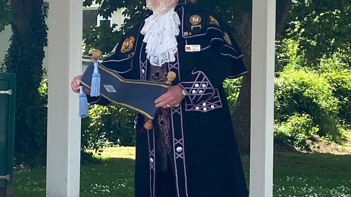 Kingsbridge Town Crier Roger Pinder remembers the fallen | dartmouth ...