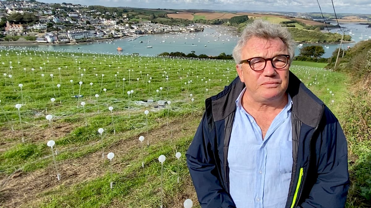 British-Australian artist puts finishing touches to fibre-optic light ...