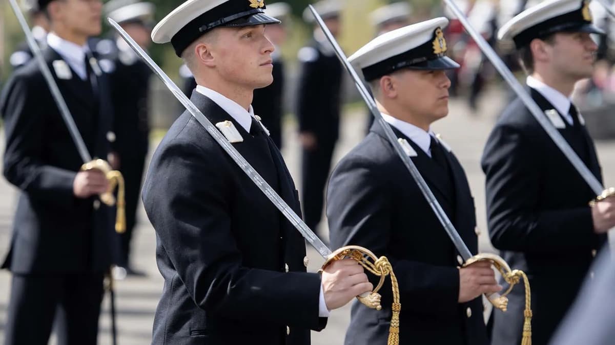 Royal Navy officers commissioned in Dartmouth | dartmouth-today.co.uk